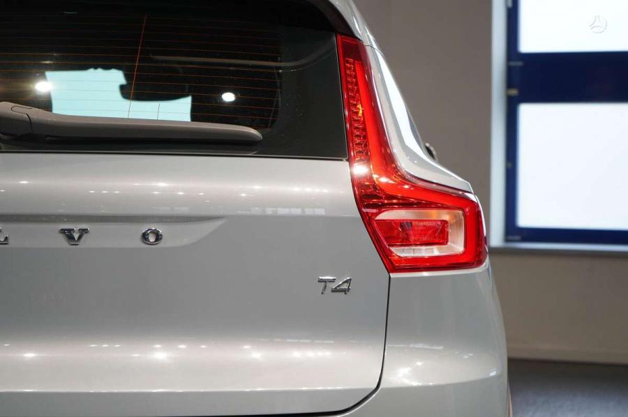Blue Volvo XC40 2021 in Vilnius, with an engine capacity of 1.97 L and mileage of 140 thousand km for 24900 €, photo 8 on AUTOMOTO.COM.LV