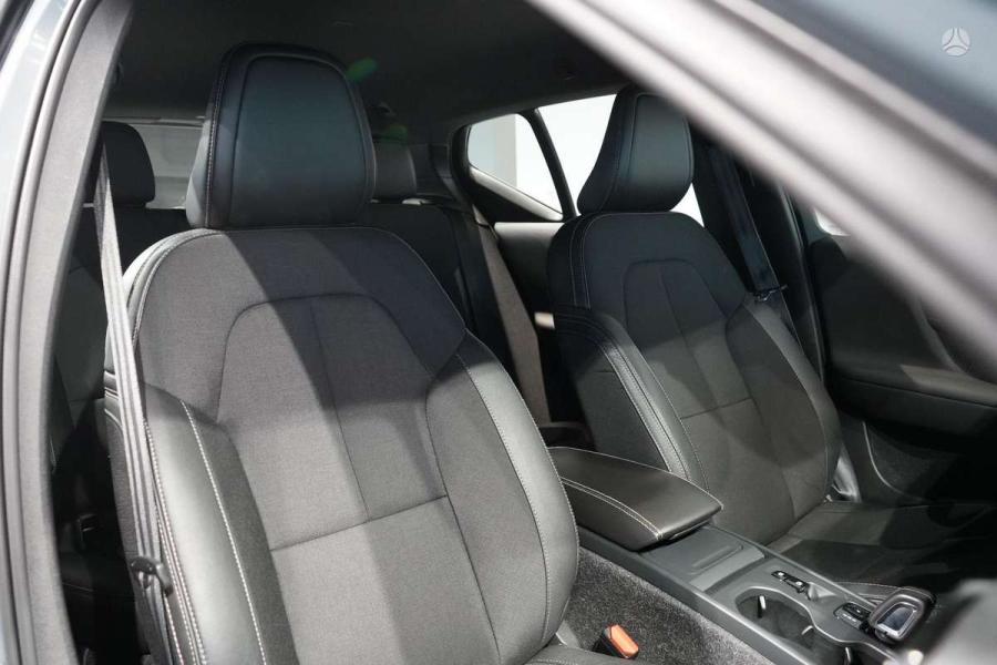 Blue Volvo XC40 2021 in Vilnius, with an engine capacity of 1.97 L and mileage of 140 thousand km for 24900 €, photo 12 on AUTOMOTO.COM.LV