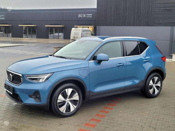 Blue Volvo XC40 2022 in Siauliai, with an engine capacity of 1.48 L and mileage of 101 thousand km for 27950 €, photo 2 on AUTOMOTO.COM.LV