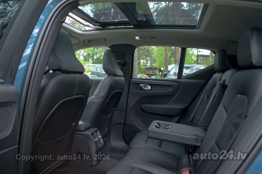 Zils Volvo XC40 2022 Tallina, ar dzinēja tilpumu 1.50 L un nobraukumu 120 tūkst. km par 29990 €, foto 5 vietnē AUTOMOTO.COM.LV