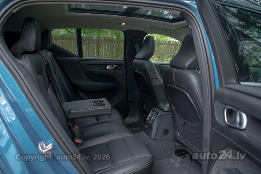 Zils Volvo XC40 2022 Tallina, ar dzinēja tilpumu 1.50 L un nobraukumu 120 tūkst. km par 29990 €, foto 13 vietnē AUTOMOTO.COM.LV