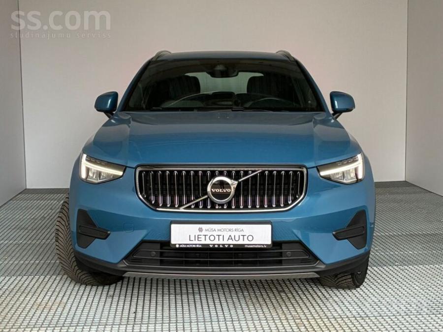 Blue Volvo XC40 2022 in Riga, with an engine capacity of 1.50 L and mileage of 40 thousand km for 31490 €, photo 3 on AUTOMOTO.COM.LV