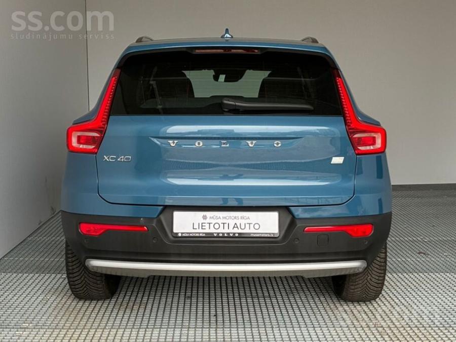 Blue Volvo XC40 2022 in Riga, with an engine capacity of 1.50 L and mileage of 40 thousand km for 31490 €, photo 5 on AUTOMOTO.COM.LV