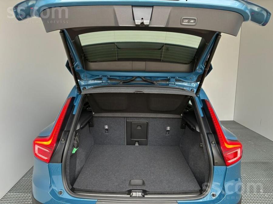Blue Volvo XC40 2022 in Riga, with an engine capacity of 1.50 L and mileage of 40 thousand km for 31490 €, photo 6 on AUTOMOTO.COM.LV