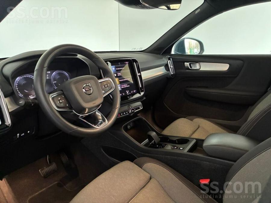 Blue Volvo XC40 2022 in Riga, with an engine capacity of 1.50 L and mileage of 40 thousand km for 31490 €, photo 7 on AUTOMOTO.COM.LV