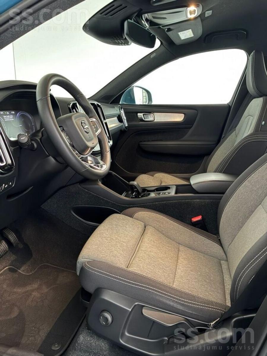 Blue Volvo XC40 2022 in Riga, with an engine capacity of 1.50 L and mileage of 40 thousand km for 31490 €, photo 8 on AUTOMOTO.COM.LV