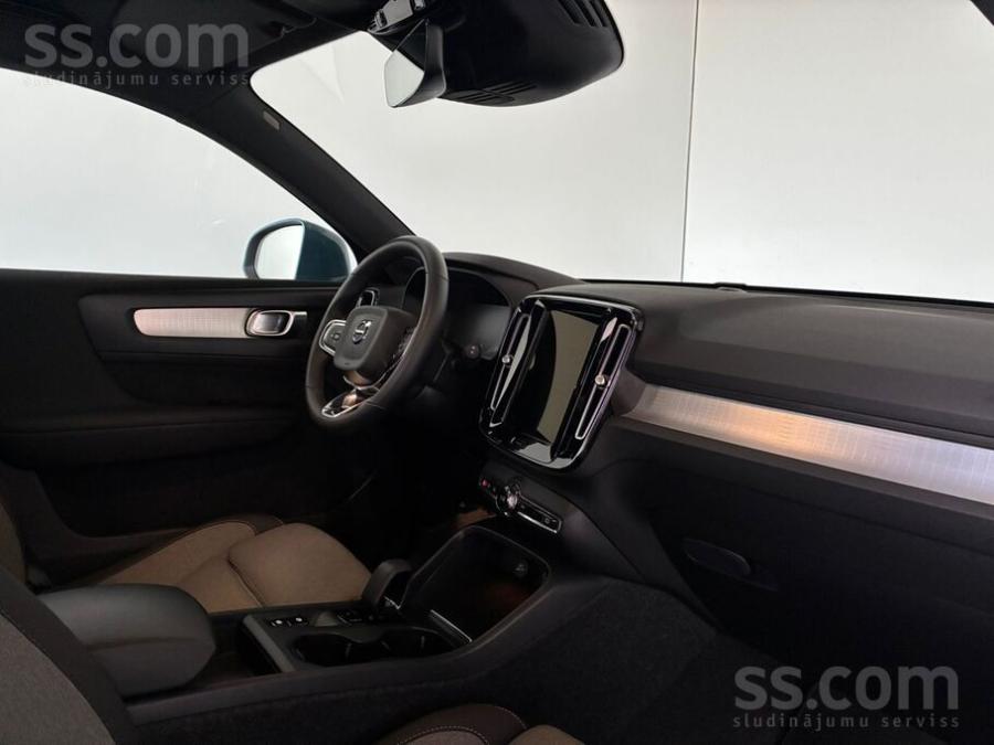 Blue Volvo XC40 2022 in Riga, with an engine capacity of 1.50 L and mileage of 40 thousand km for 31490 €, photo 18 on AUTOMOTO.COM.LV