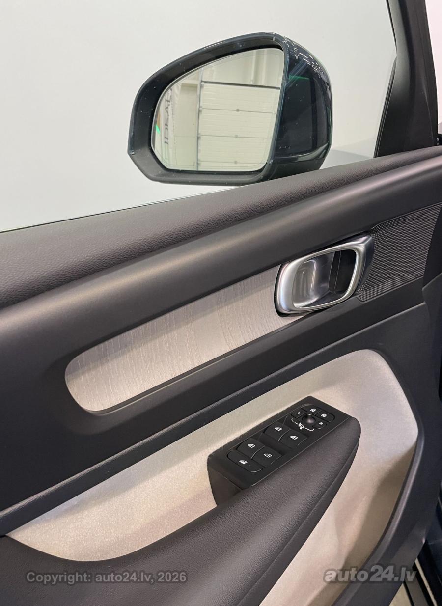 Zils Volvo XC40 2022 Tallina, ar dzinēja tilpumu 1.50 L un nobraukumu 48 tūkst. km par 28490 €, foto 17 vietnē AUTOMOTO.COM.LV