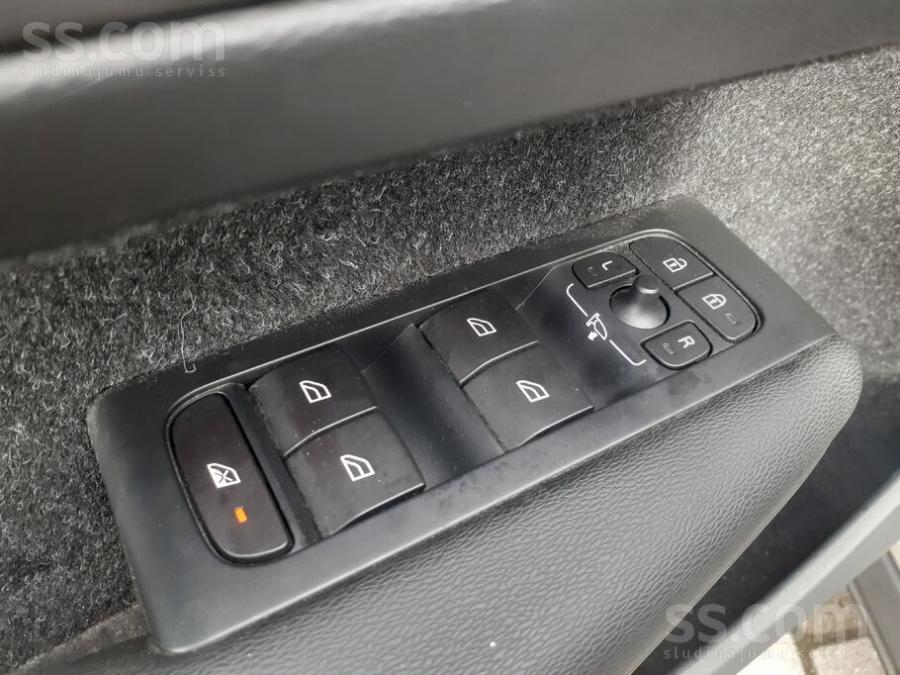 Brown Volvo XC40 2018 in Riga, with an engine capacity of 2.00 L and mileage of 164 thousand km for 21600 €, photo 12 on AUTOMOTO.COM.LV
