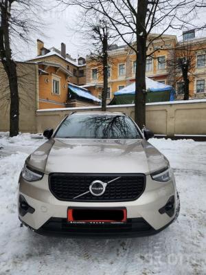 Brown Volvo XC40 2023 in Riga, with an engine capacity of 2.00 L and mileage of 7 thousand km for 35500 €, photo  on AUTOMOTO.COM.LV