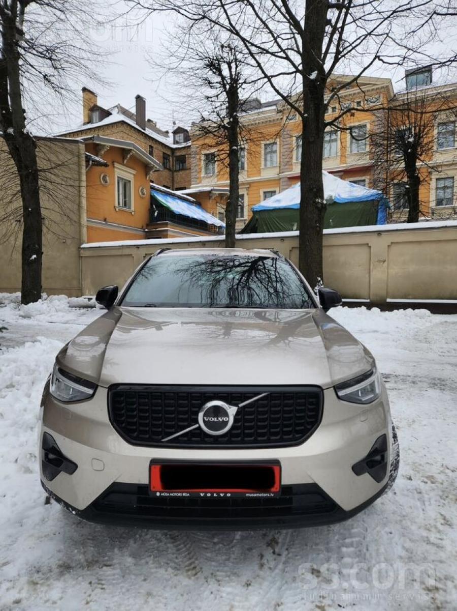 Brown Volvo XC40 2023 in Riga, with an engine capacity of 2.00 L and mileage of 7 thousand km for 35500 €, photo 1 on AUTOMOTO.COM.LV