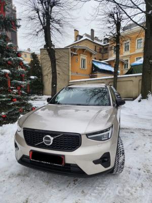 Brown Volvo XC40 2023 in Riga, with an engine capacity of 2.00 L and mileage of 7 thousand km for 35500 €, photo 3 on AUTOMOTO.COM.LV