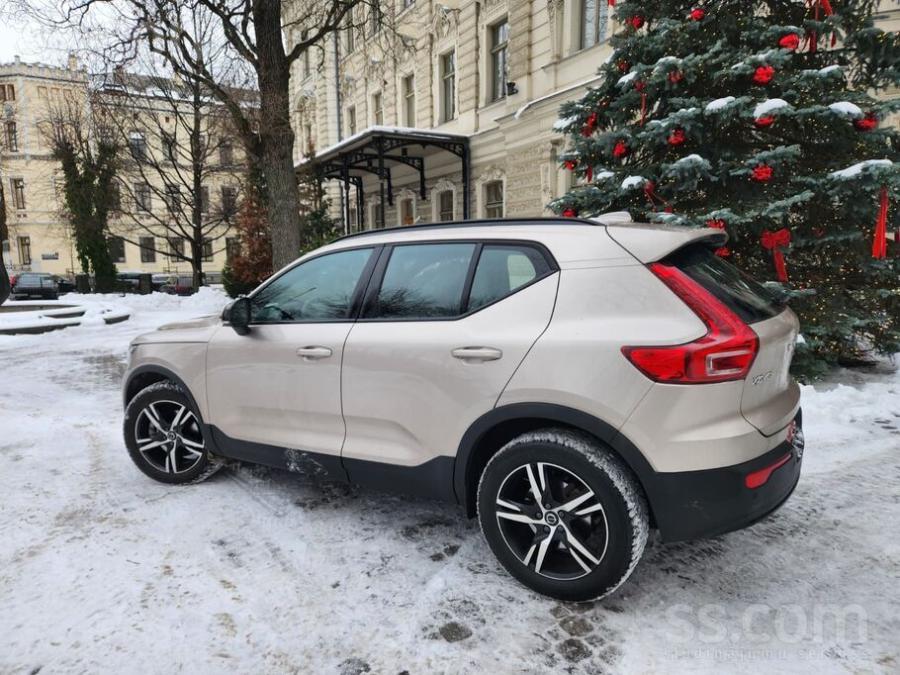Brown Volvo XC40 2023 in Riga, with an engine capacity of 2.00 L and mileage of 7 thousand km for 35500 €, photo 4 on AUTOMOTO.COM.LV