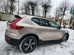 Brown Volvo XC40 2023 in Riga, with an engine capacity of 2.00 L and mileage of 7 thousand km for 35500 €, photo 5 on AUTOMOTO.COM.LV