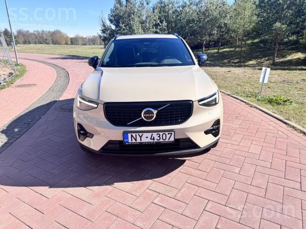 Brown Volvo XC40 2024 in Riga, with an engine capacity of 2.00 L and mileage of 19 thousand km for 37000 €, photo 1 on AUTOMOTO.COM.LV