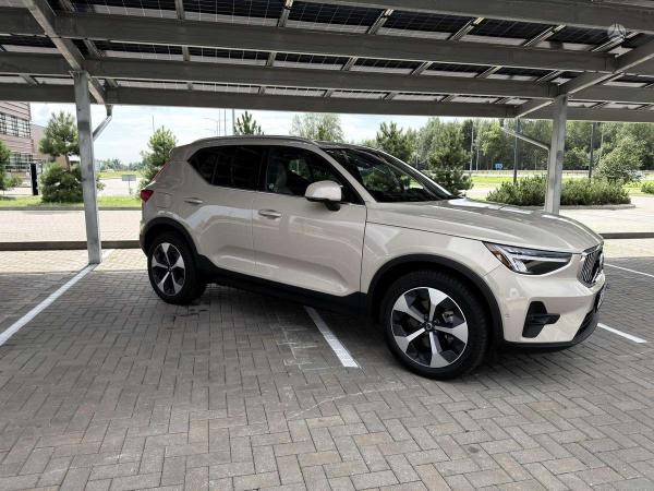 Коричневый Вольво XC40 2025 в Каунас, объемом двигателя 1.97 л и пробегом 16 тыс. км за 30850 €, фото 2 на AUTOMOTO.COM.LV