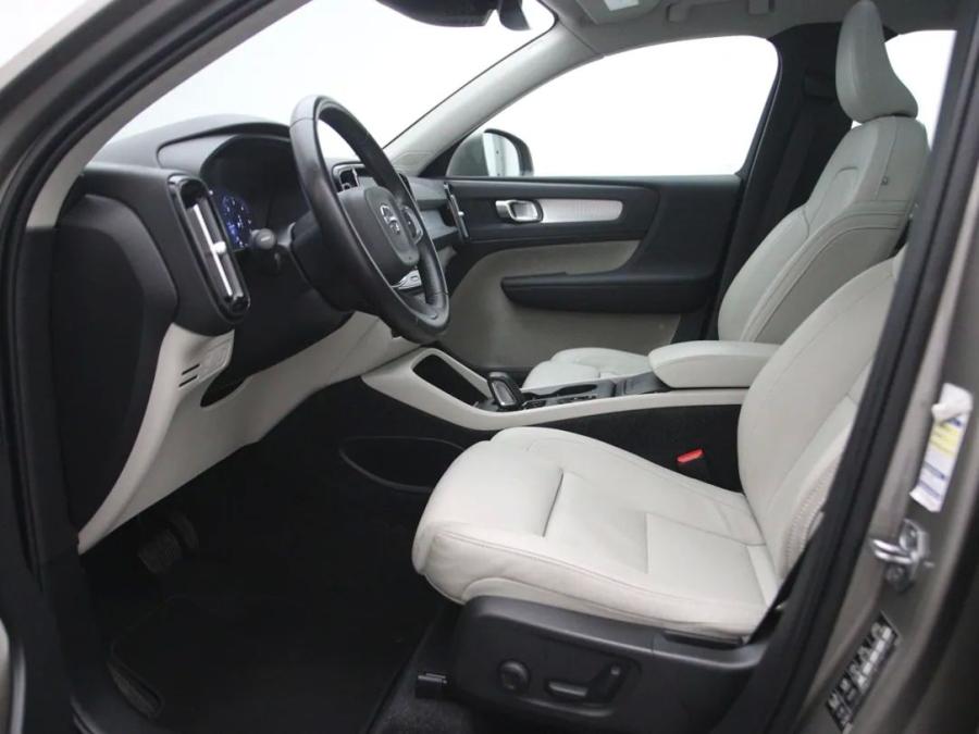 Volvo XC40 2020 in Vilnius, with an engine capacity of 2.00 L and mileage of 200 thousand km for 20299 €, photo 4 on AUTOMOTO.COM.LV