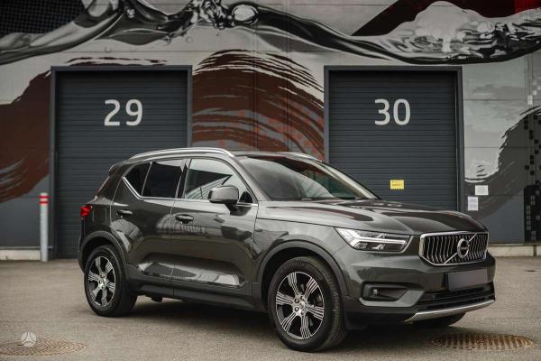 Green Volvo XC40 2018 in Kaunas, with an engine capacity of 1.97 L and mileage of 171 thousand km for 18850 €, photo 1 on AUTOMOTO.COM.LV