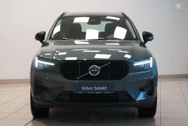 Green Volvo XC40 2025 in Vilnius, with an engine capacity of 1.97 L and mileage of 10 thousand km for 41900 €, photo 4 on AUTOMOTO.COM.LV