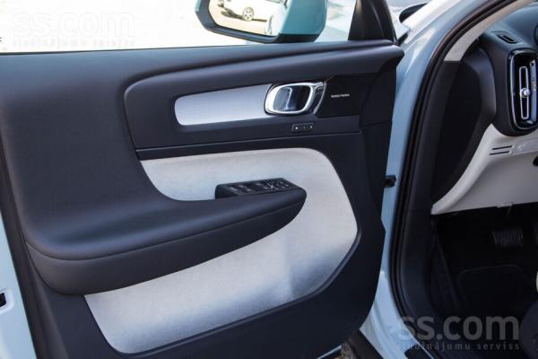 Grey Volvo XC40 2018 in Tukums, with an engine capacity of 2.00 L and mileage of 217 thousand km for 18990 €, photo 6 on AUTOMOTO.COM.LV