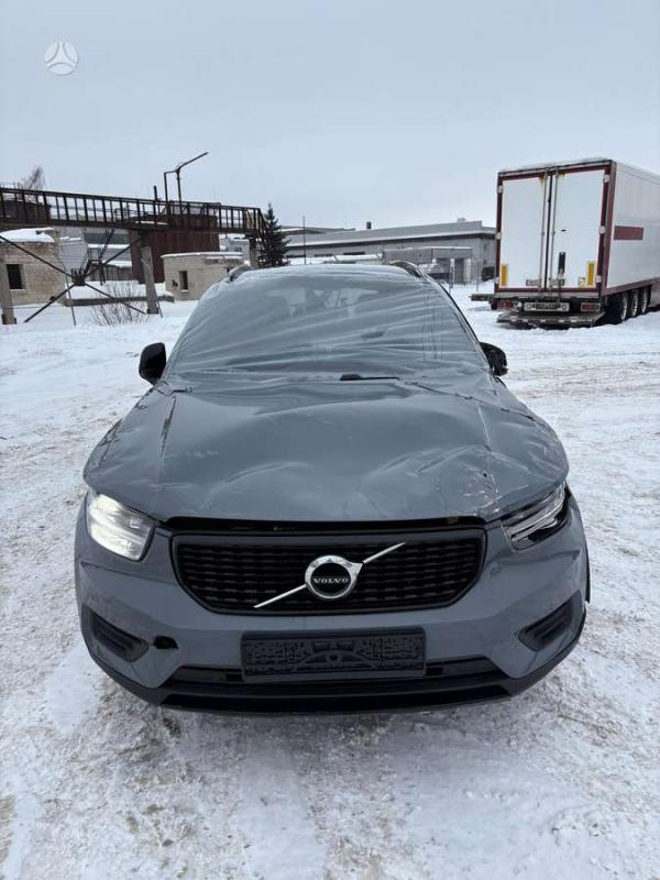 Grey Volvo XC40 2019 in Mazeikiai, with an engine capacity of 1.97 L and mileage of 89 thousand km for 8499 €, photo 6 on AUTOMOTO.COM.LV