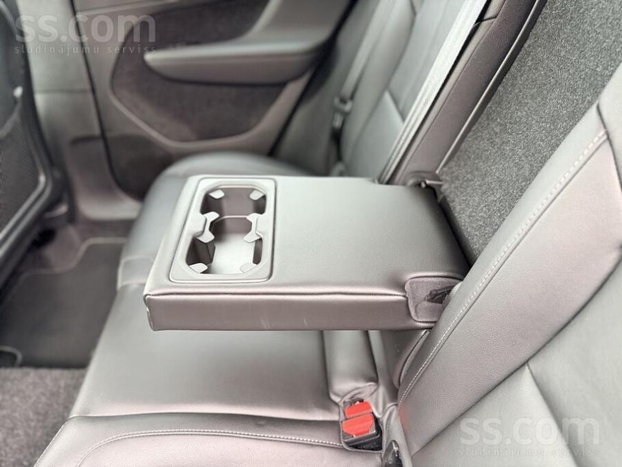 Grey Volvo XC40 2019 in Riga, with an engine capacity of 2.00 L and mileage of 249 thousand km for 15995 €, photo 9 on AUTOMOTO.COM.LV