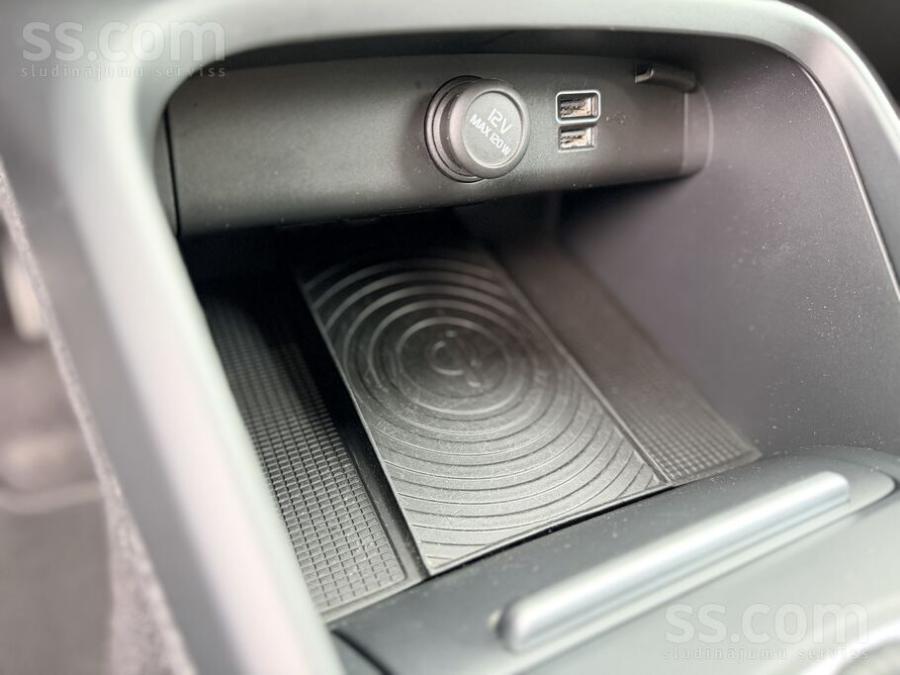 Grey Volvo XC40 2019 in Riga, with an engine capacity of 2.00 L and mileage of 249 thousand km for 15995 €, photo 17 on AUTOMOTO.COM.LV