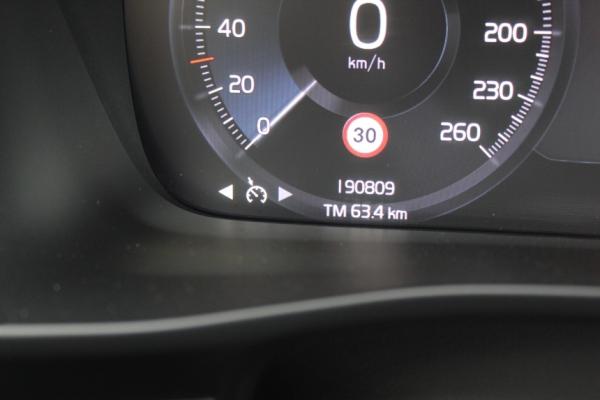 Pelēks Volvo XC40 2019 Rīga, ar dzinēja tilpumu 2.00 L un nobraukumu 191 tūkst. km par 19550 €, foto 4 vietnē AUTOMOTO.COM.LV