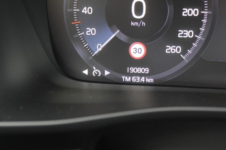 Grey Volvo XC40 2019 in Riga, with an engine capacity of 2.00 L and mileage of 191 thousand km for 19550 €, photo 5 on AUTOMOTO.COM.LV