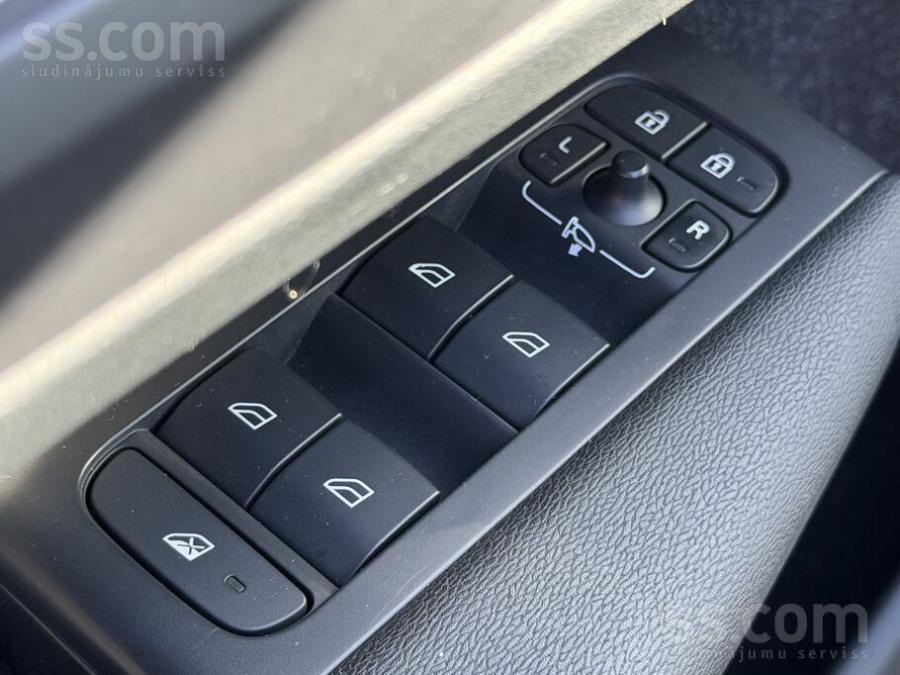 Grey Volvo XC40 2019 in Riga, with an engine capacity of 1.50 L and mileage of 142 thousand km for 16500 €, photo 6 on AUTOMOTO.COM.LV