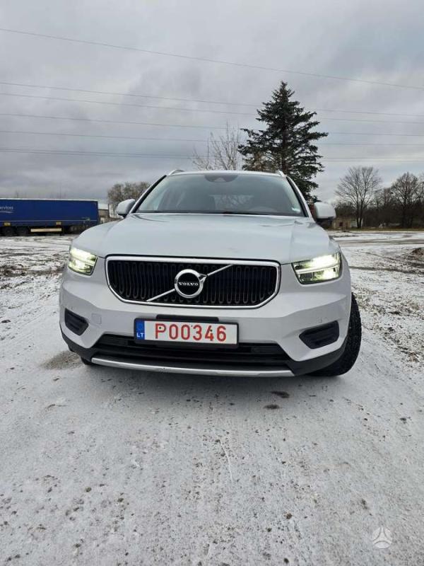 Pelēks Volvo XC40 2020 Viļņa, ar dzinēja tilpumu 1.97 L un nobraukumu 150 tūkst. km par 19500 €, foto 1 vietnē AUTOMOTO.COM.LV