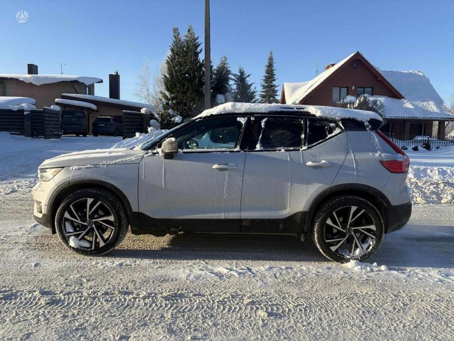 Pelēks Volvo XC40 2020 Plungė, ar dzinēja tilpumu 2.00 L un nobraukumu 60 tūkst. km par 22000 €, foto 1 vietnē AUTOMOTO.COM.LV