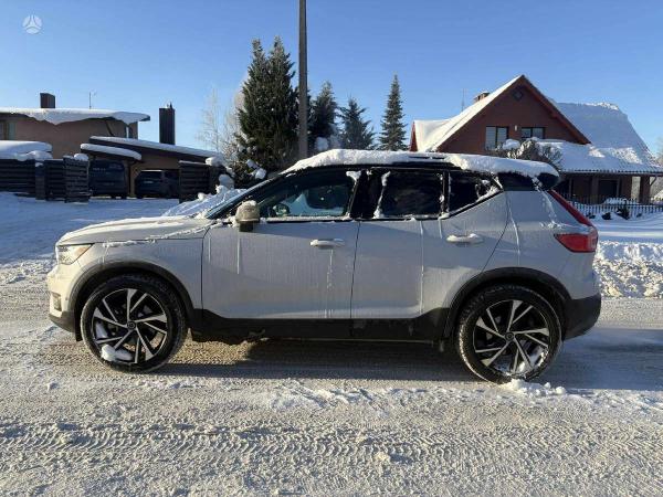 Pelēks Volvo XC40 2021 Plungė, ar dzinēja tilpumu 2.00 L un nobraukumu 60 tūkst. km par 22000 €, foto 1 vietnē AUTOMOTO.COM.LV