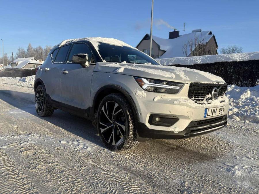 Pelēks Volvo XC40 2021 Plungė, ar dzinēja tilpumu 2.00 L un nobraukumu 60 tūkst. km par 22000 €, foto 2 vietnē AUTOMOTO.COM.LV