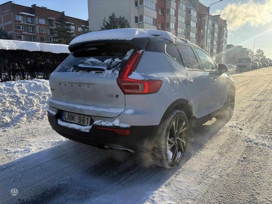 Pelēks Volvo XC40 2021 Plungė, ar dzinēja tilpumu 2.00 L un nobraukumu 60 tūkst. km par 22000 €, foto 3 vietnē AUTOMOTO.COM.LV