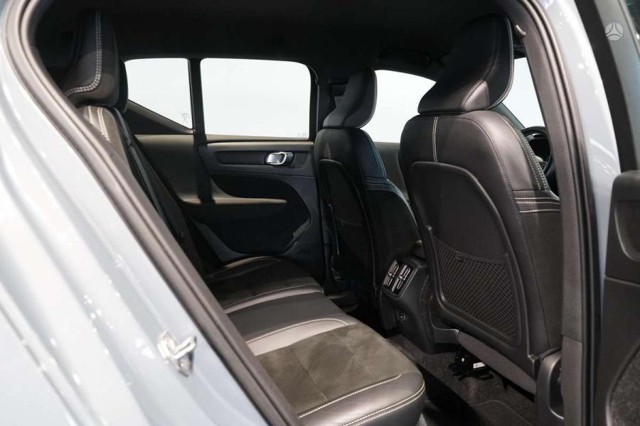 Grey Volvo XC40 2021 in Vilnius, with an engine capacity of 1.97 L and mileage of 113 thousand km for 24900 €, photo 13 on AUTOMOTO.COM.LV