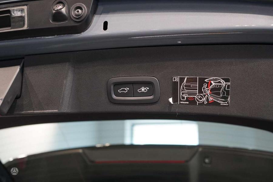 Grey Volvo XC40 2021 in Vilnius, with an engine capacity of 1.97 L and mileage of 113 thousand km for 24900 €, photo 15 on AUTOMOTO.COM.LV