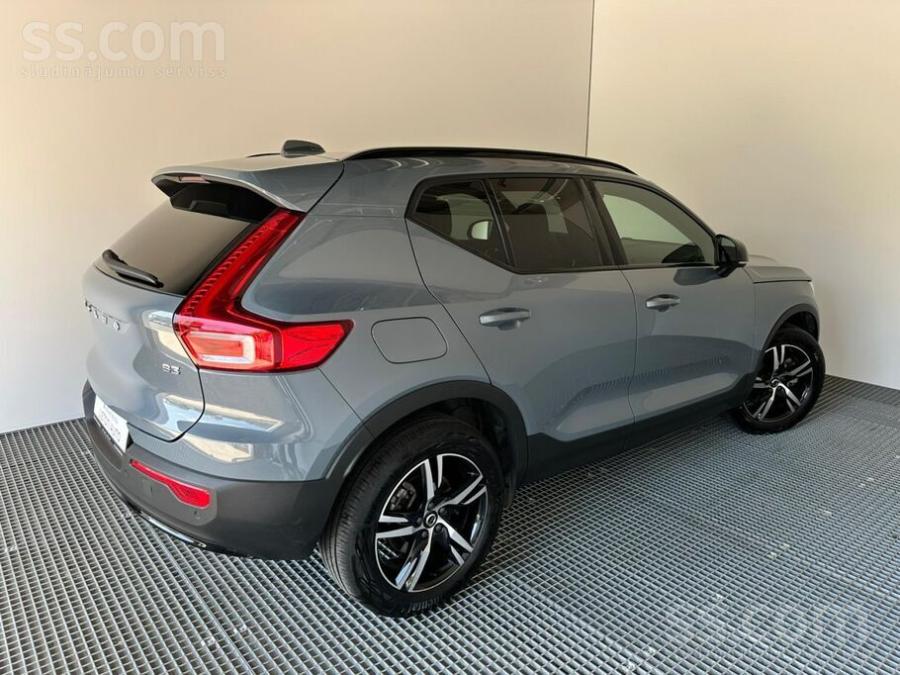 Pelēks Volvo XC40 2022 Rīga, ar dzinēja tilpumu 2.00 L un nobraukumu 24 tūkst. km par 32990 €, foto 2 vietnē AUTOMOTO.COM.LV