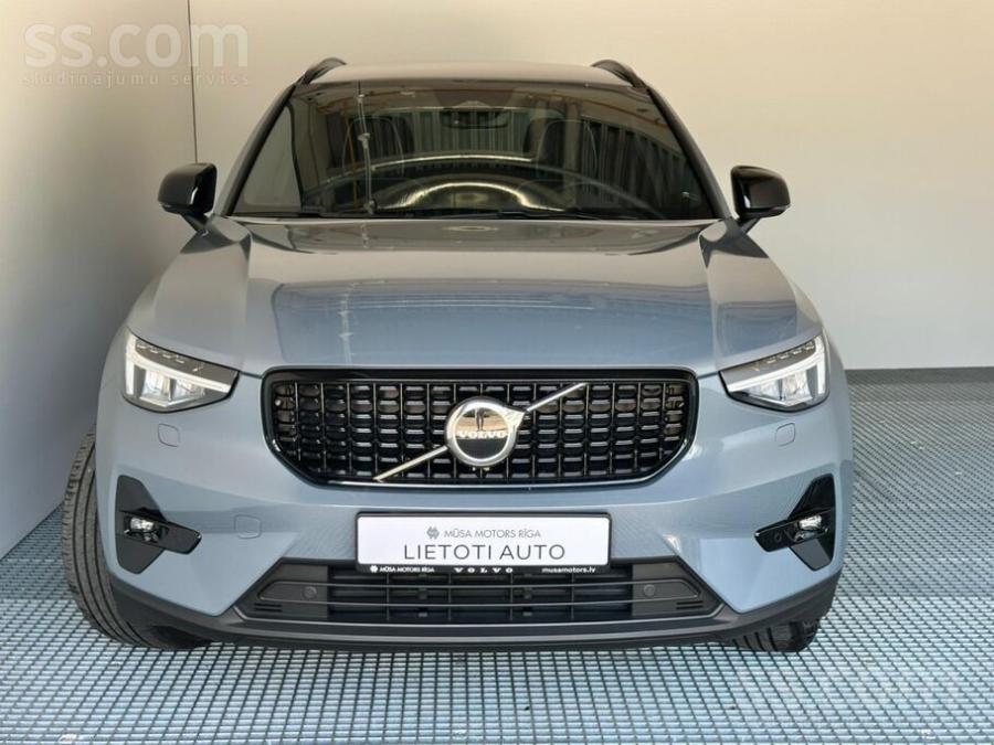 Pelēks Volvo XC40 2022 Rīga, ar dzinēja tilpumu 2.00 L un nobraukumu 24 tūkst. km par 32990 €, foto 3 vietnē AUTOMOTO.COM.LV