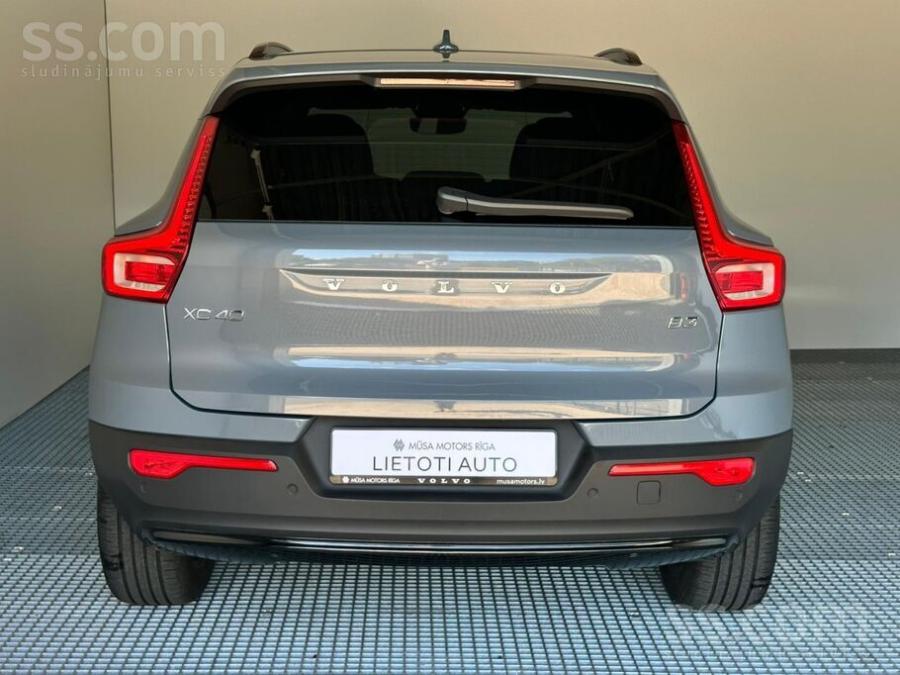 Pelēks Volvo XC40 2022 Rīga, ar dzinēja tilpumu 2.00 L un nobraukumu 24 tūkst. km par 32990 €, foto 4 vietnē AUTOMOTO.COM.LV