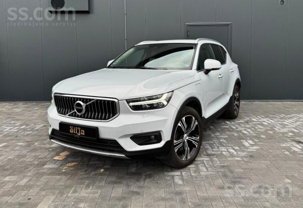 Pelēks Volvo XC40 2022 Kuldīga, ar dzinēja tilpumu 1.50 L un nobraukumu 0 tūkst. km par 24690 €, foto 1 vietnē AUTOMOTO.COM.LV
