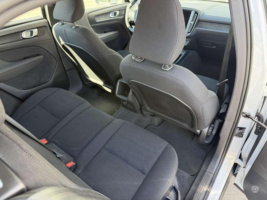 Pelēks Volvo XC40 2022 Kauņa, ar dzinēja tilpumu 1.48 L un nobraukumu 43 tūkst. km par 16700 €, foto 18 vietnē AUTOMOTO.COM.LV