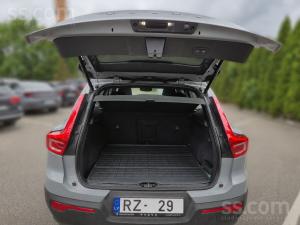 Серый Вольво XC40 2023 в Рига, объемом двигателя 2.00 л и пробегом 40 тыс. км за 33500 €, фото  на AUTOMOTO.COM.LV