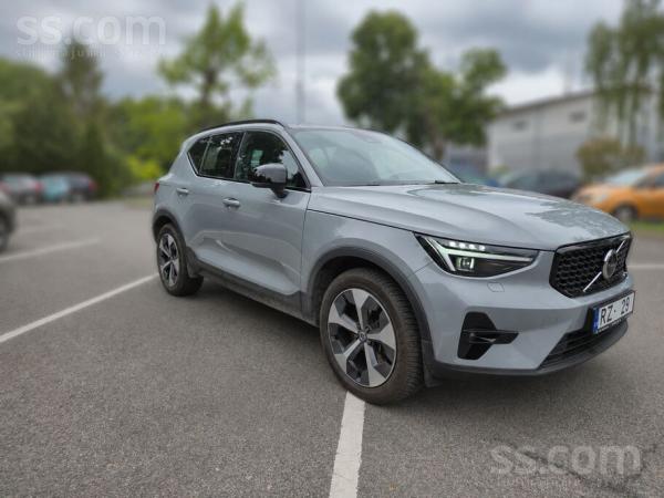 Grey Volvo XC40 2023 in Riga, with an engine capacity of 2.00 L and mileage of 40 thousand km for 33299 €, photo 4 on AUTOMOTO.COM.LV