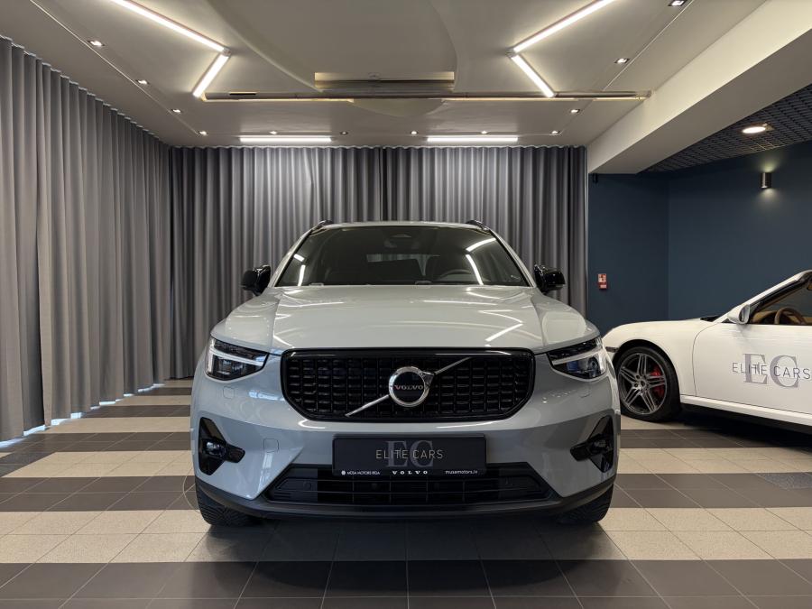 Pelēks Volvo XC40 2023 Rīga, ar dzinēja tilpumu 2.00 L un nobraukumu 40 tūkst. km par 33950 €, foto 1 vietnē AUTOMOTO.COM.LV