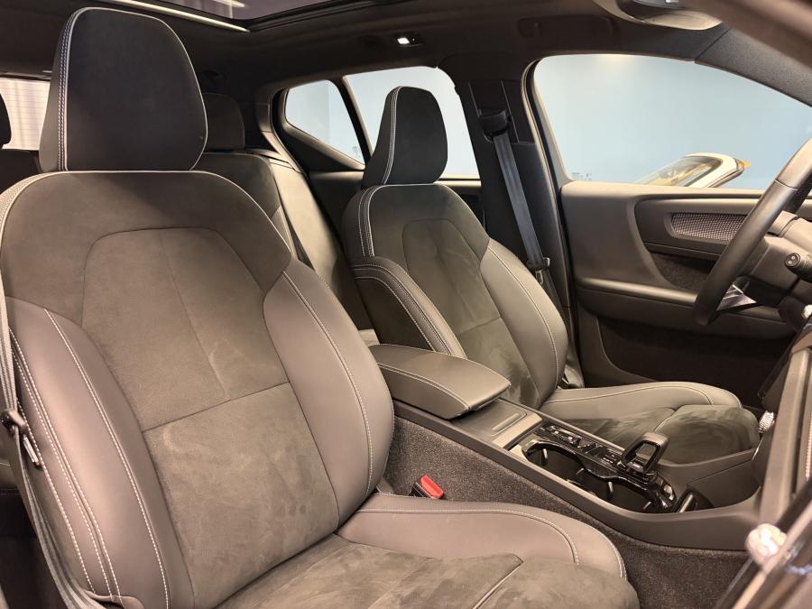 Pelēks Volvo XC40 2023 Rīga, ar dzinēja tilpumu 2.00 L un nobraukumu 40 tūkst. km par 33950 €, foto 14 vietnē AUTOMOTO.COM.LV