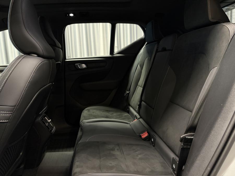 Pelēks Volvo XC40 2023 Rīga, ar dzinēja tilpumu 2.00 L un nobraukumu 40 tūkst. km par 33950 €, foto 29 vietnē AUTOMOTO.COM.LV