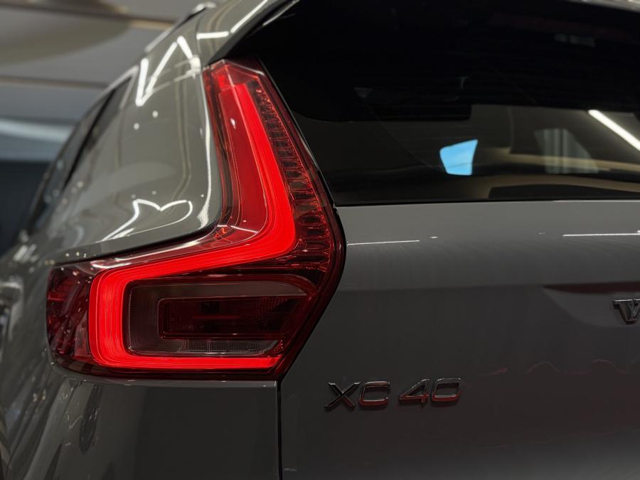 Pelēks Volvo XC40 2023 Rīga, ar dzinēja tilpumu 2.00 L un nobraukumu 40 tūkst. km par 33950 €, foto 31 vietnē AUTOMOTO.COM.LV