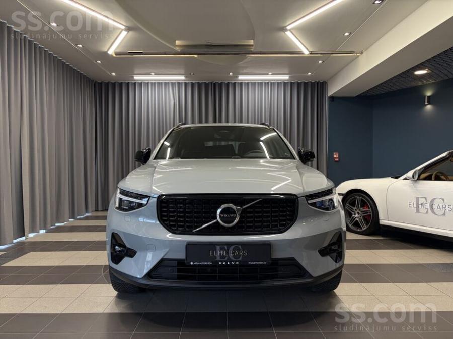 Grey Volvo XC40 2023 in Riga, with an engine capacity of 2.00 L and mileage of 40 thousand km for 33950 €, photo 3 on AUTOMOTO.COM.LV