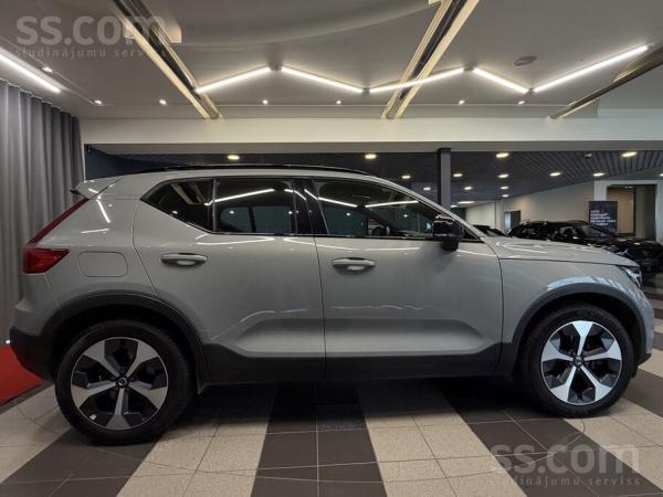 Pelēks Volvo XC40 2023 Rīga, ar dzinēja tilpumu 2.00 L un nobraukumu 40 tūkst. km par 33950 €, foto 4 vietnē AUTOMOTO.COM.LV